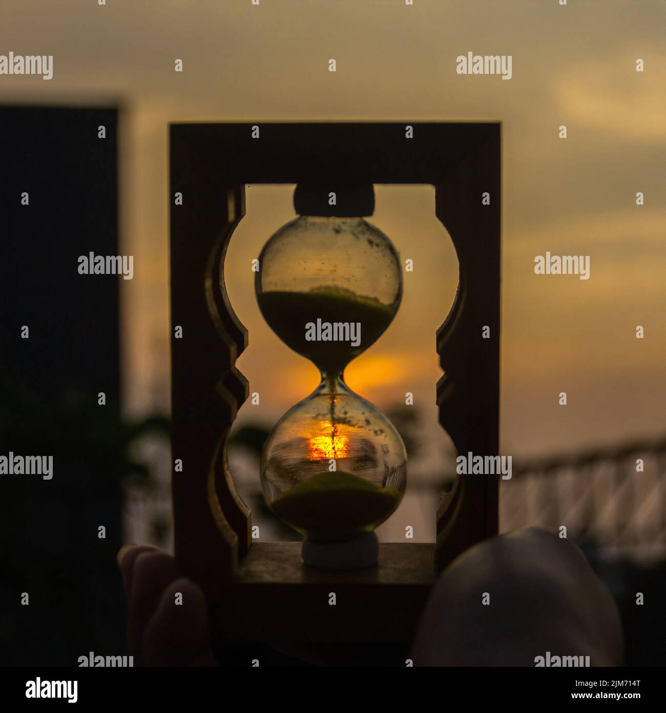 Hourglass silhouette hi-res stock photography and images - Alamy
