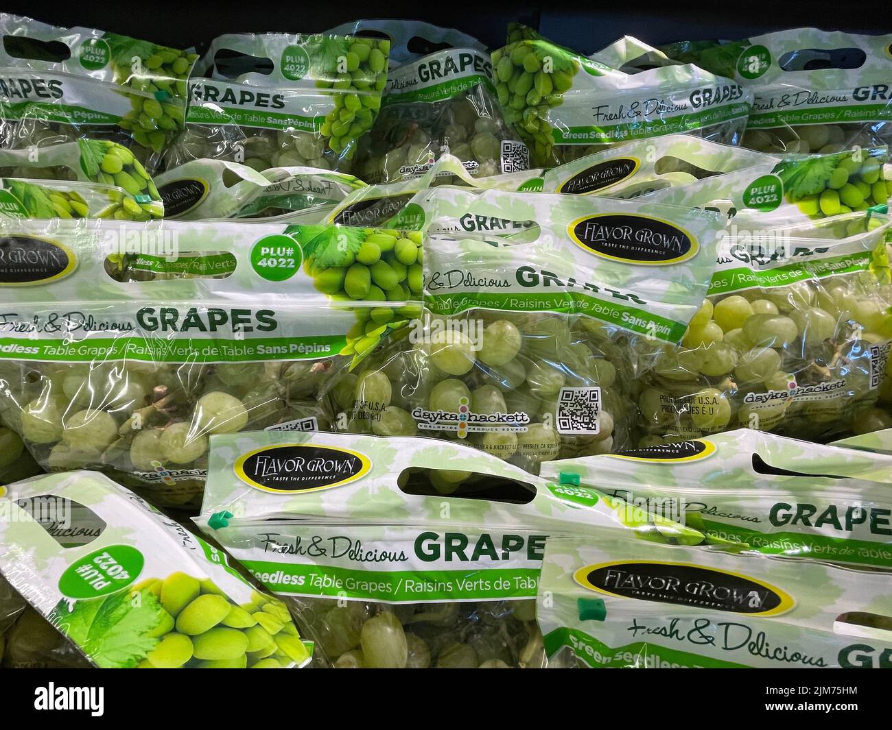 Grapes grocery store hi-res stock photography and images - Alamy