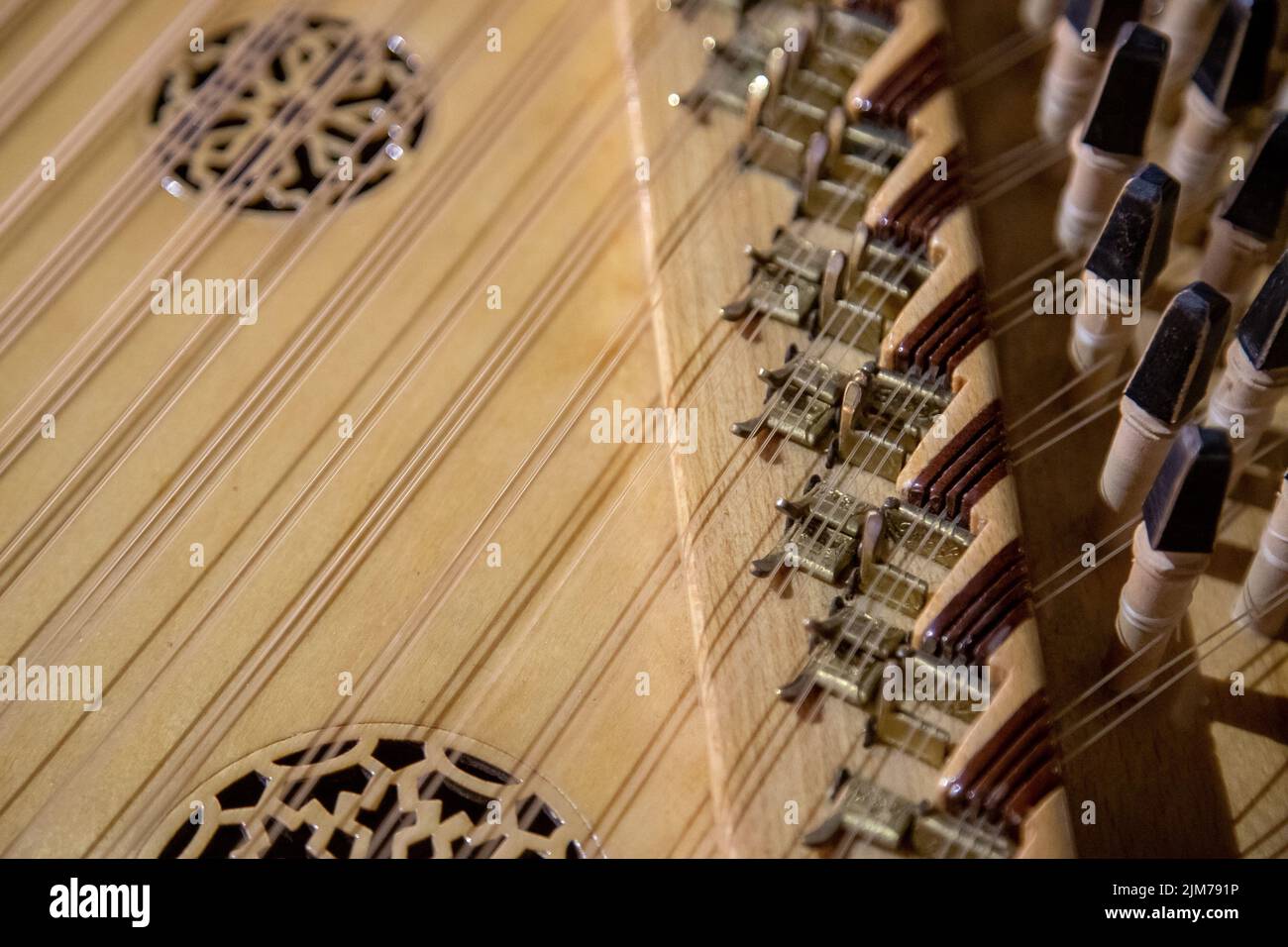 up close wood instrument strin Stock Photo - Alamy