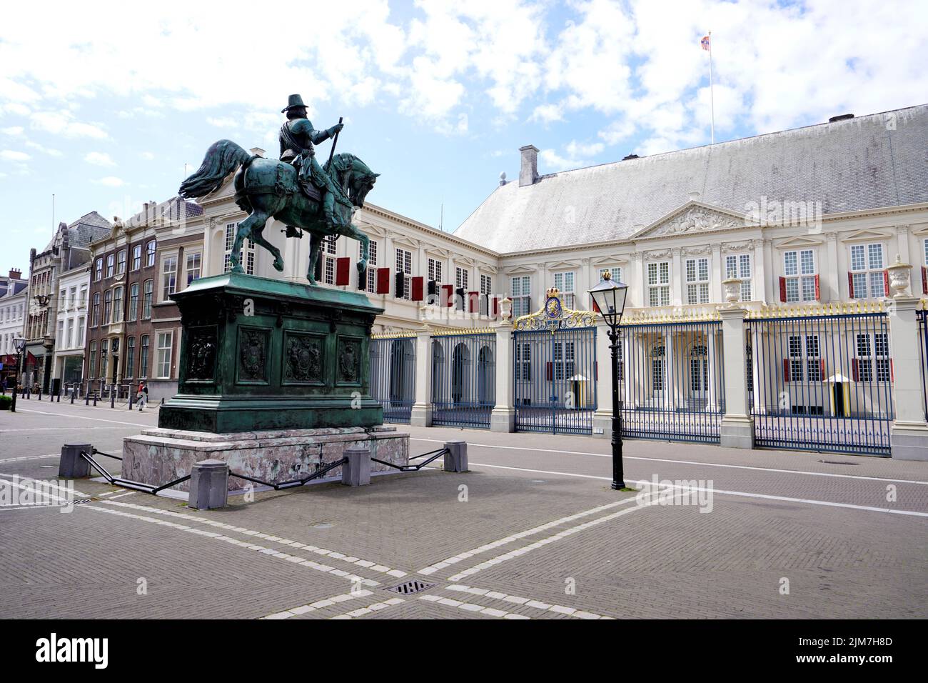 Noordeinde Palace and equestrian statue of Wilhelm I in the center of ...