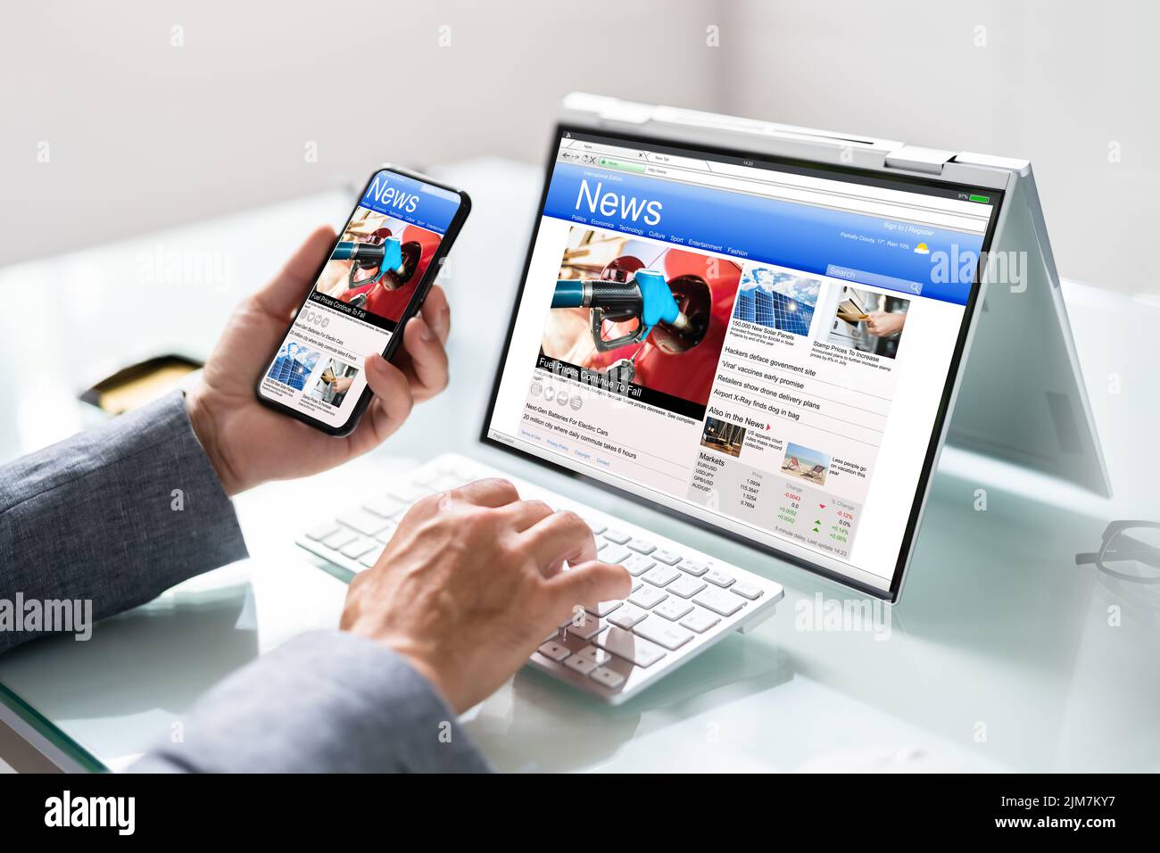 Screen reading hi-res stock photography and images - Alamy