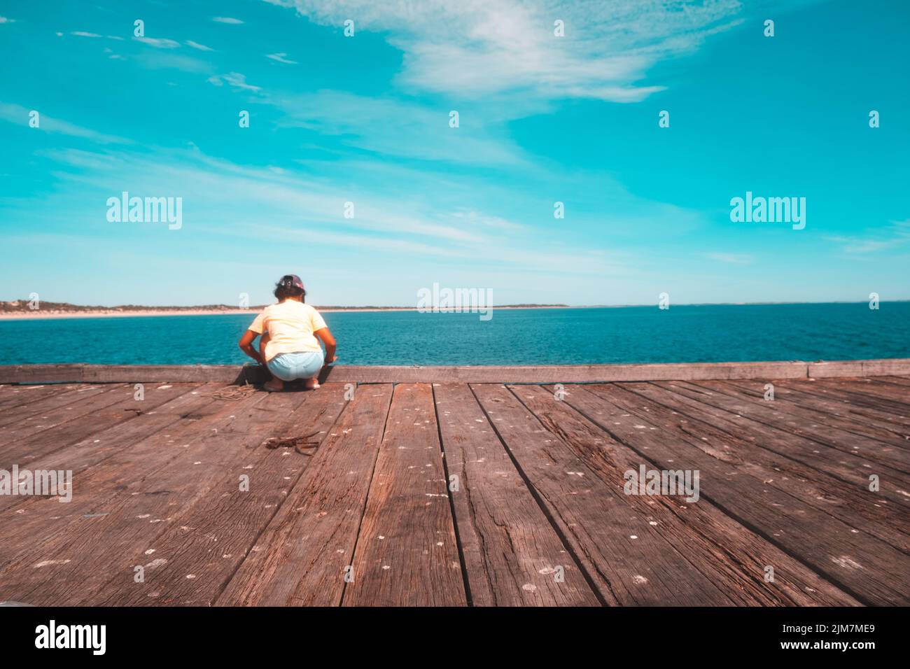 Kid looking sea hi-res stock photography and images - Alamy