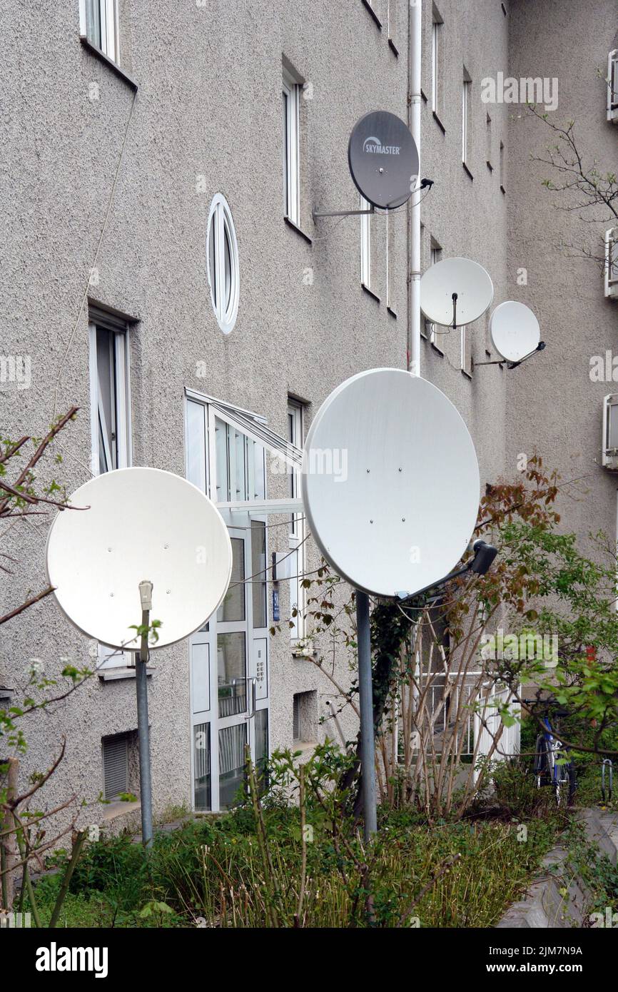 Satellite reception hi-res stock photography and images - Alamy