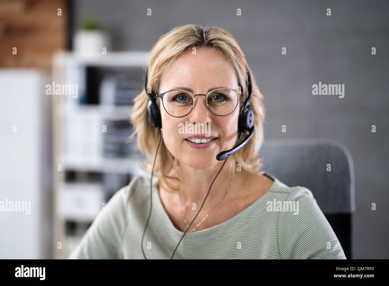 Female executive headset on hi-res stock photography and images - Alamy