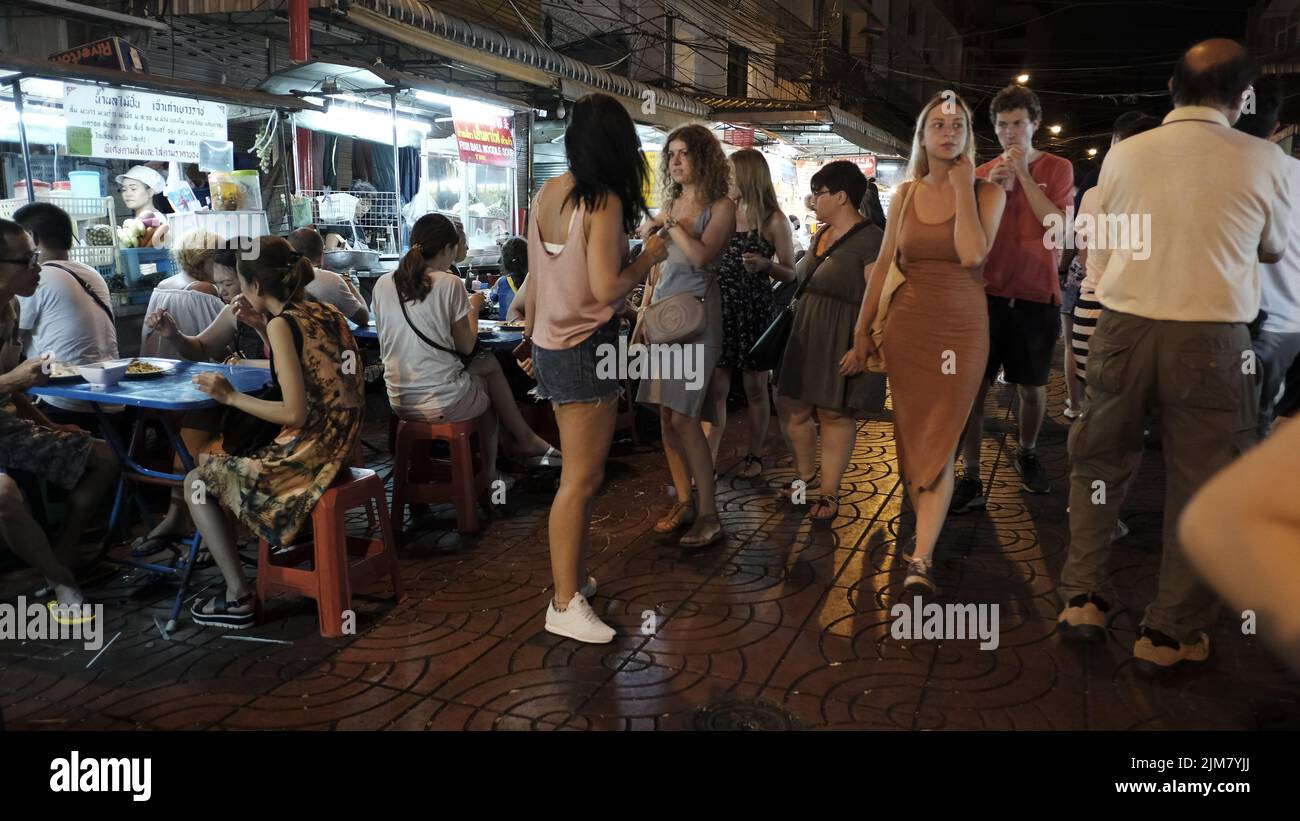 Tourist Enjoying Chinatown Bangkok open air eateries on Yaowarat Road Stock Photo - Alamy