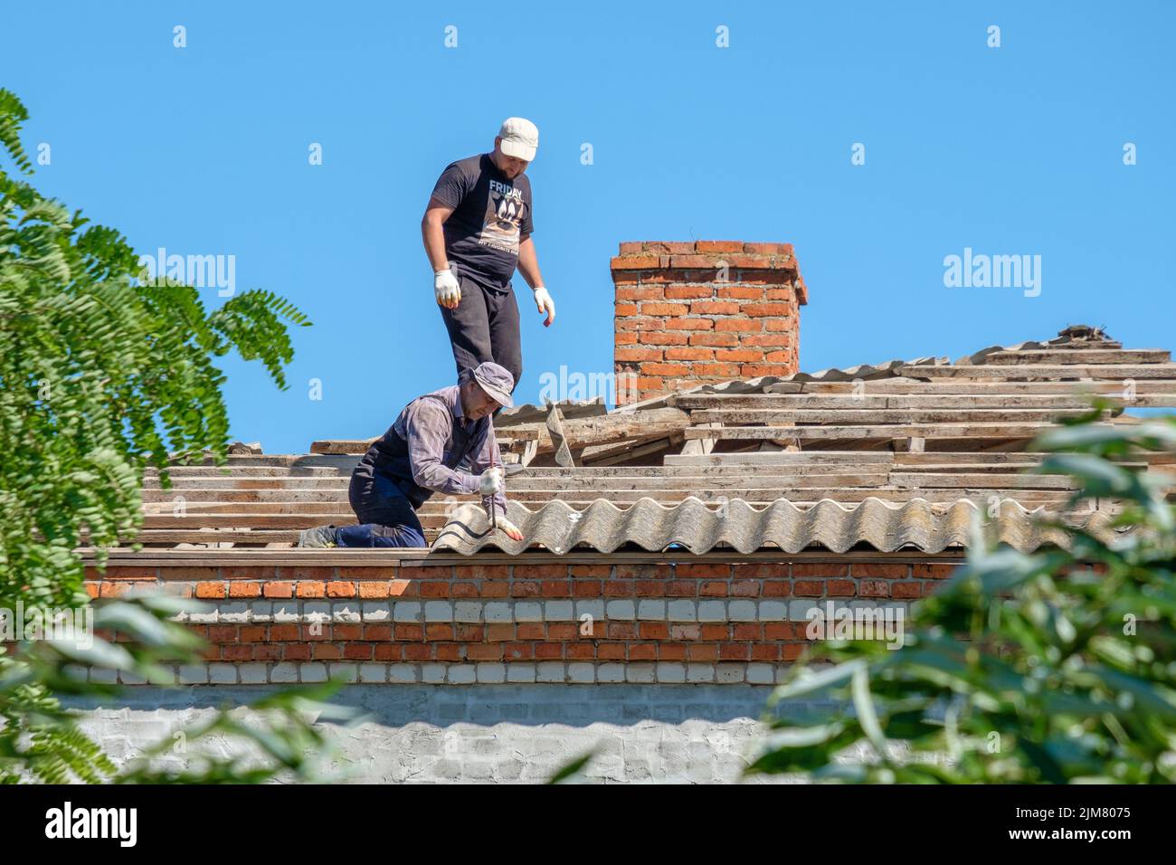 Slate tile fixing hammer roof hi-res stock photography and images - Alamy