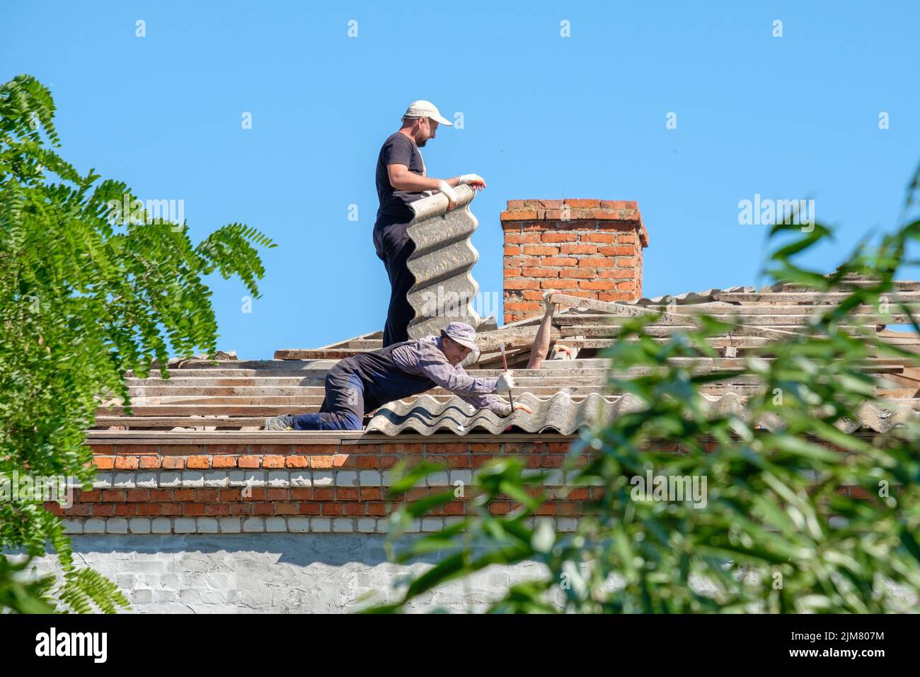 Slate tile fixing hammer roof hi-res stock photography and images - Alamy