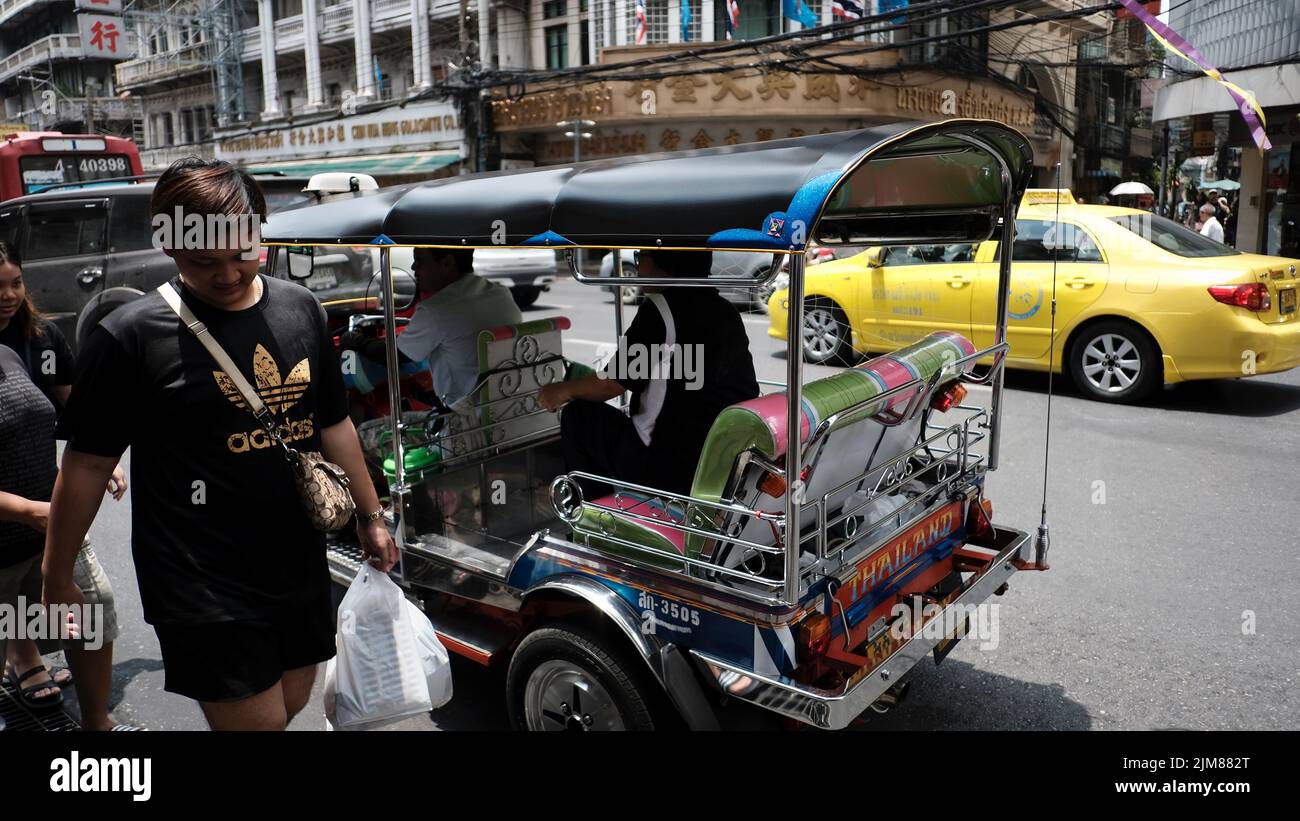 Black and yellow tuk tuk hi-res stock photography and images - Alamy