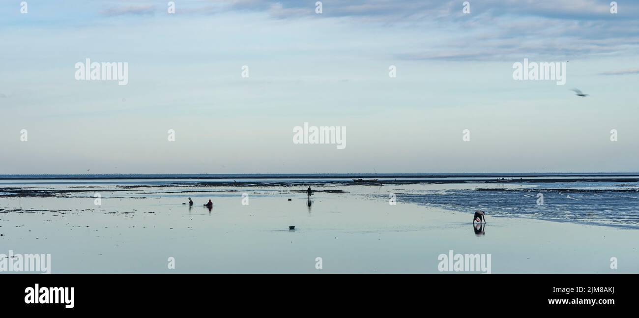 Sky background with reflections on sunny day. Nature wallpaper Stock ...