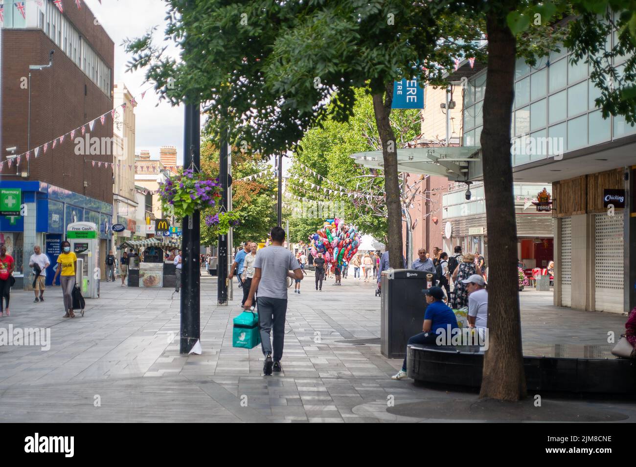 Slough Berkshire Uk 4th August 2022 Shoppers In Slough High Street