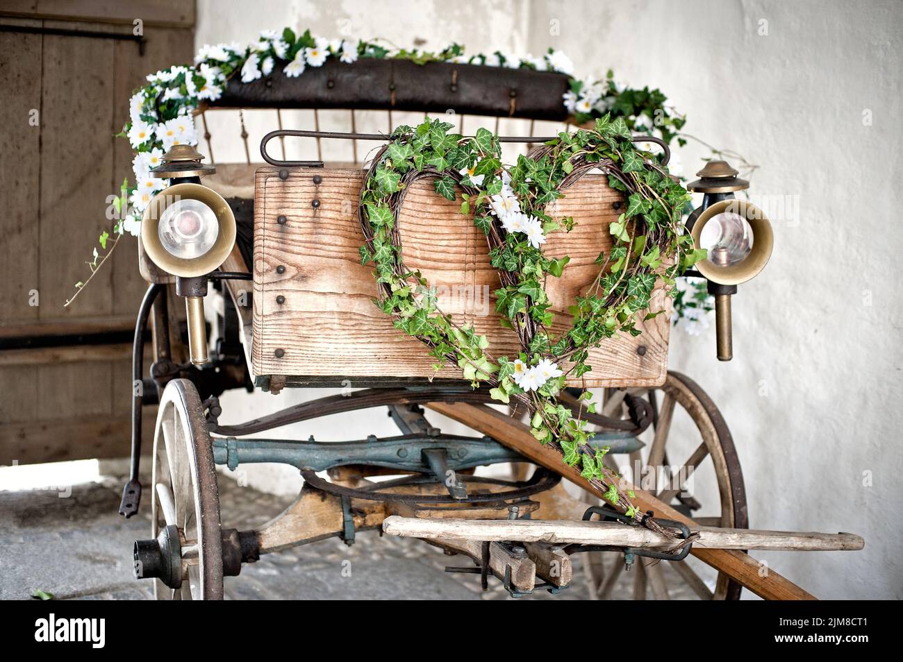 Just married vehicle carriage hi-res stock photography and images - Alamy