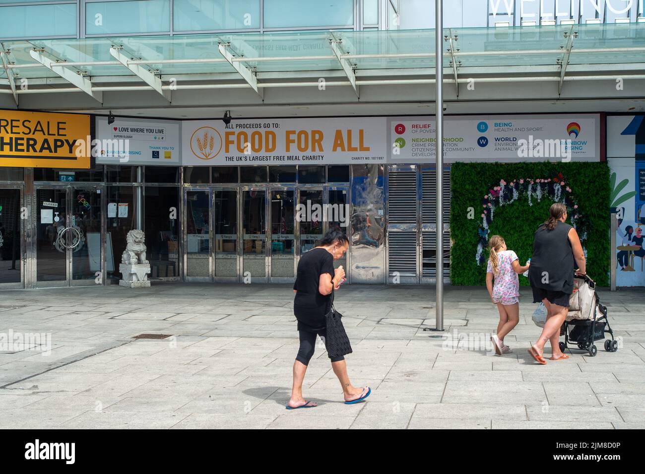 Slough, Berkshire, UK. 4th August, 2022. A Food For All shop next to ...