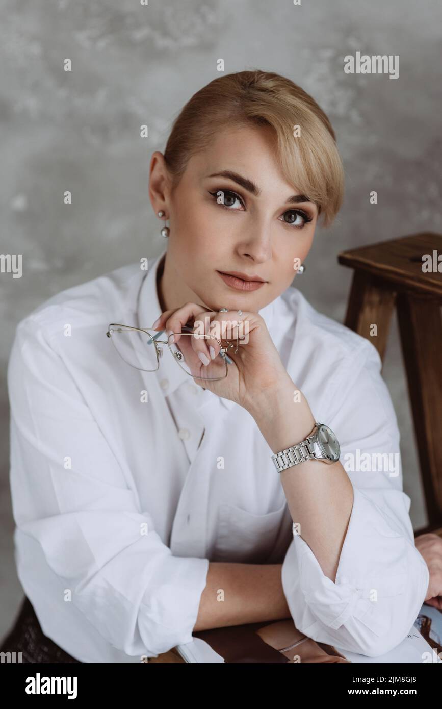 Bank worker hi-res stock photography and images - Alamy