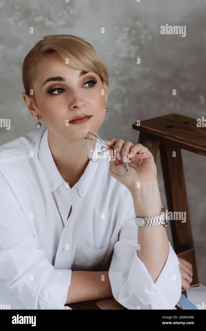 Bank worker hi-res stock photography and images - Alamy
