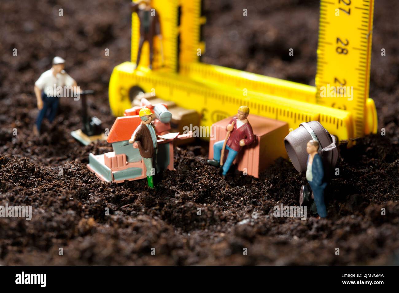 Small figures working hi-res stock photography and images - Alamy