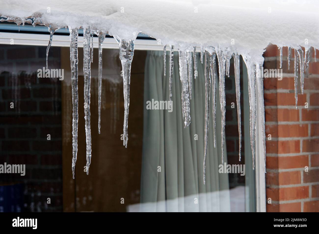 Icicled roof hi-res stock photography and images - Alamy