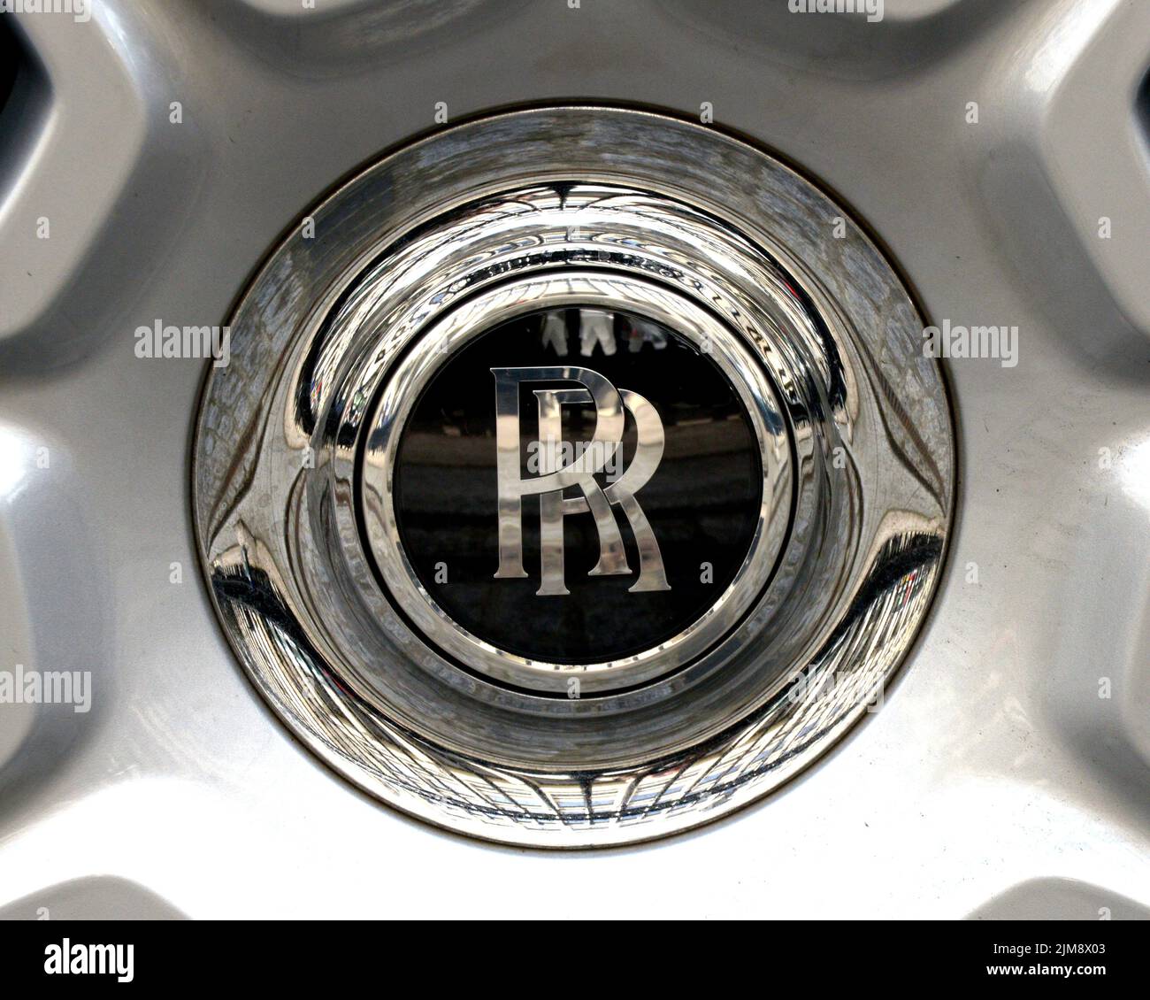 Rolls Royce wheel centre Stock Photo - Alamy