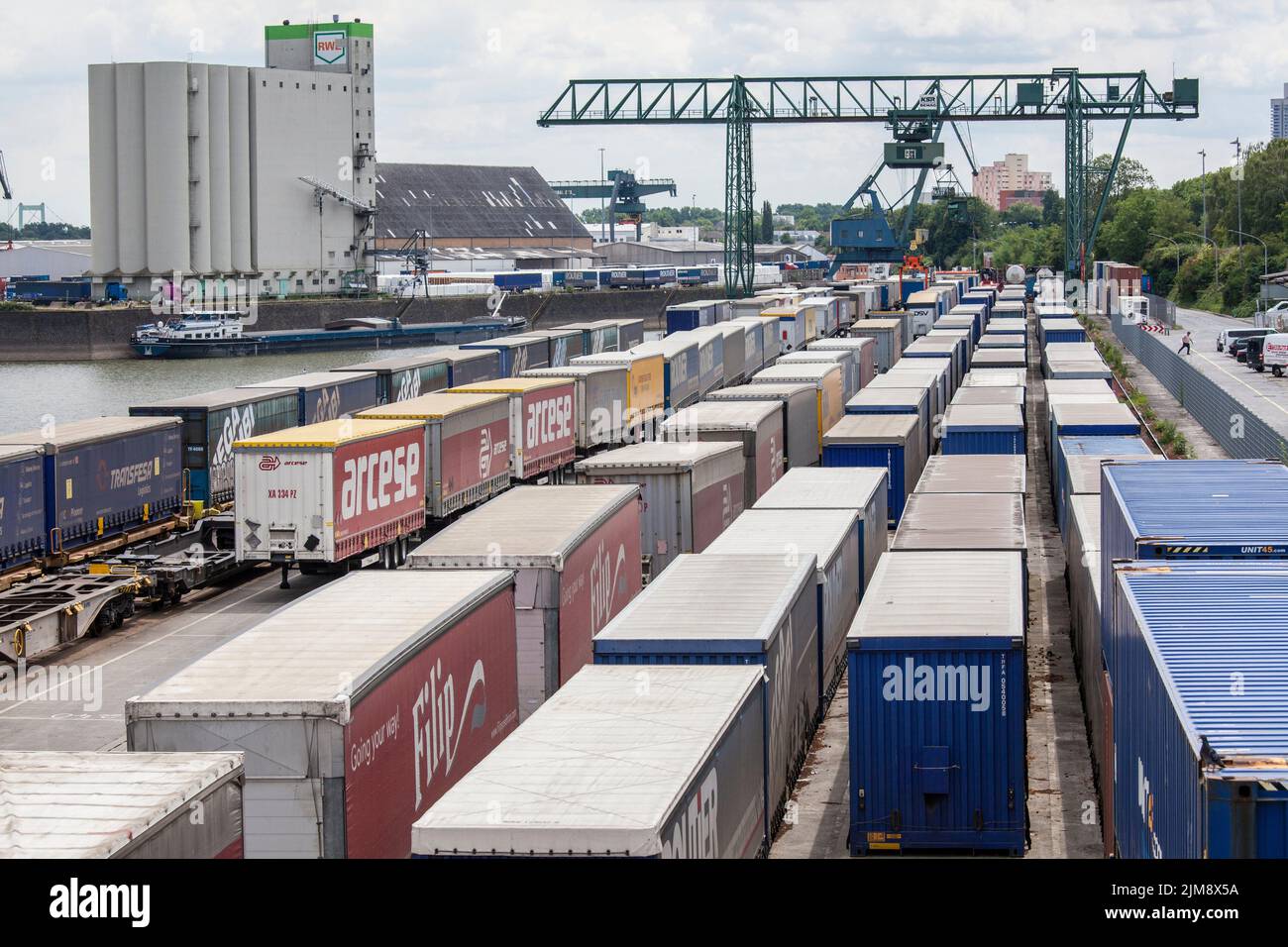 a gantry crane at the container terminal in the Rhine port Niehl, truck ...