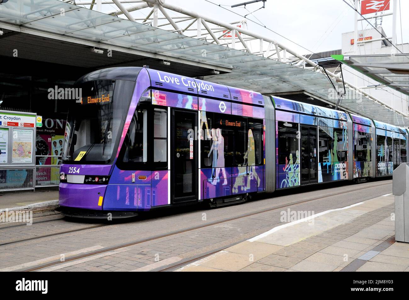 Electric bus wimbledon hi-res stock photography and images - Alamy