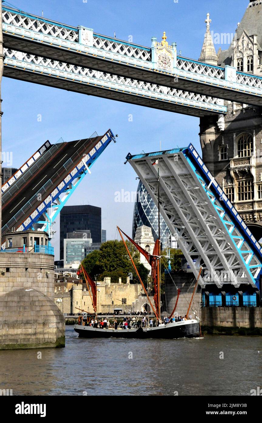 Raising bridge tower london england hi-res stock photography and images ...