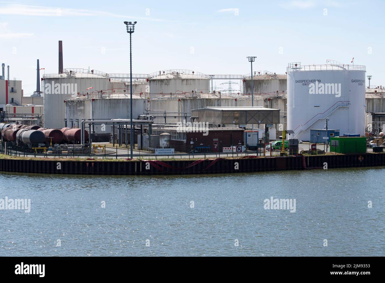 Gelsenkirchen, Deutschland. 03rd Aug, 2022. Gas storage, tanks, tank ...