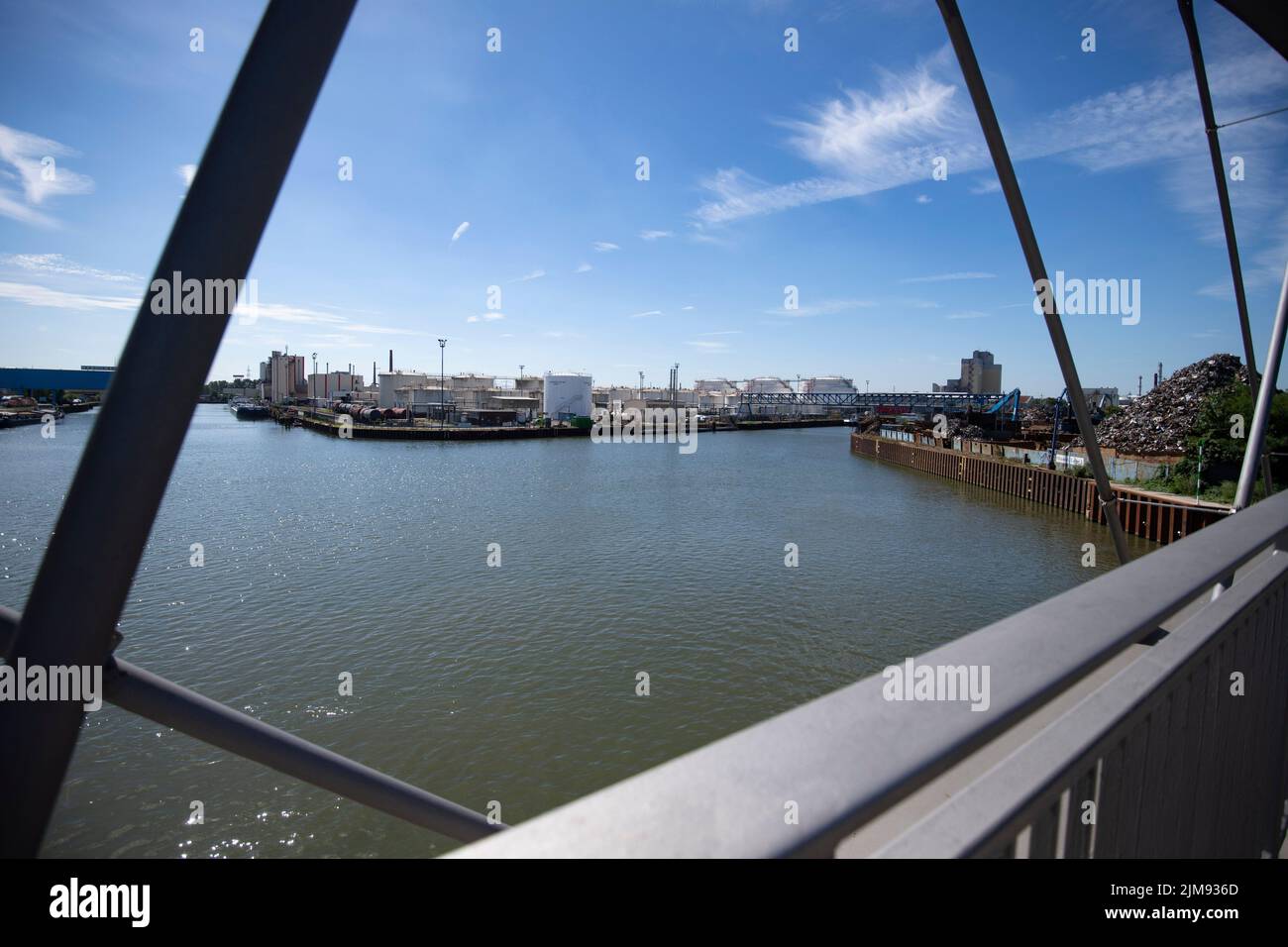 Gelsenkirchen, Deutschland. 03rd Aug, 2022. Tanks, tank farms, railway ...