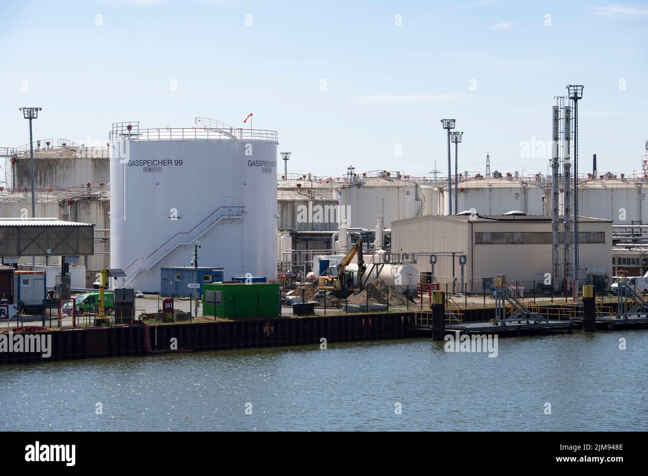 Gelsenkirchen, Deutschland. 03rd Aug, 2022. Gas storage, tanks, tank ...