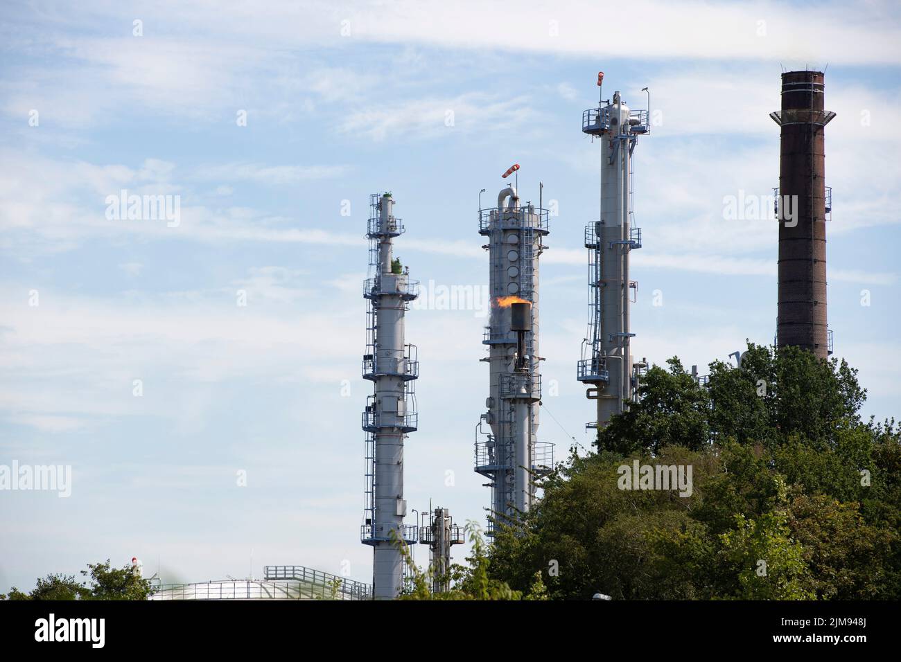 Gelsenkirchen, Deutschland. 03rd Aug, 2022. Distillation columns ...