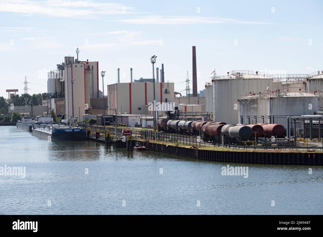 Gelsenkirchen, Deutschland. 03rd Aug, 2022. Tanks, tank farms, railway ...