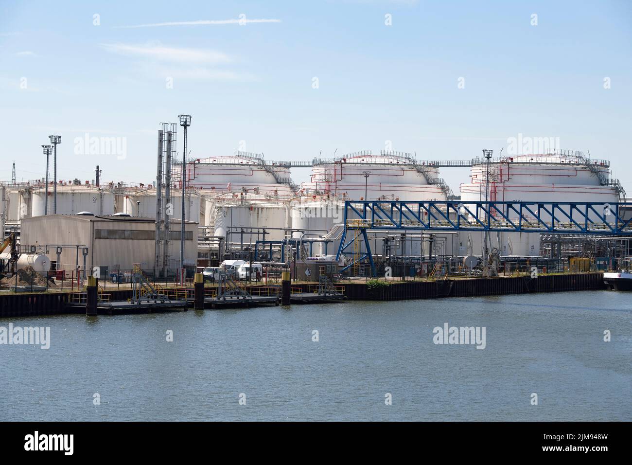 Gelsenkirchen, Deutschland. 03rd Aug, 2022. Tanks, tank storage ...