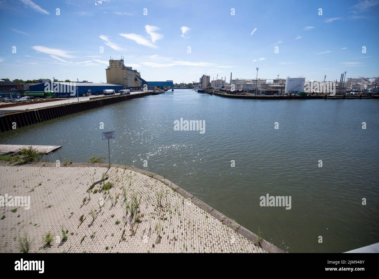 Gelsenkirchen, Deutschland. 03rd Aug, 2022. Tanks, tank farms, railway ...