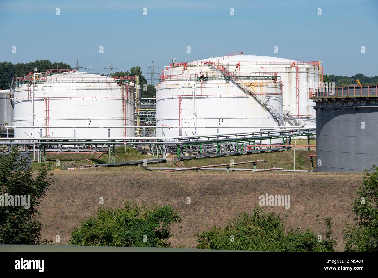 Gelsenkirchen, Deutschland. 03rd Aug, 2022. Tanks, tank farms ...