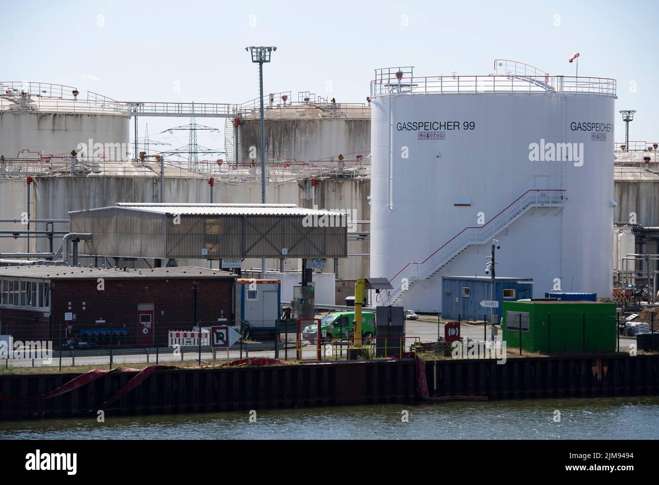Gelsenkirchen, Deutschland. 03rd Aug, 2022. Gas storage, tanks, tank ...