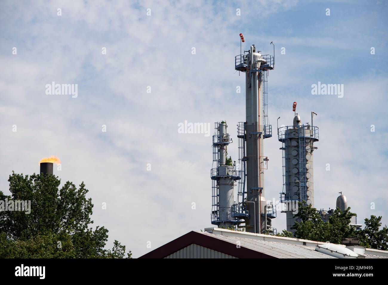 Gelsenkirchen, Deutschland. 03rd Aug, 2022. Distillation columns ...