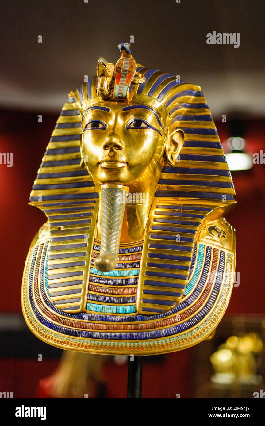 Burial mask of the egyptian pharaoh Tutankhamun Stock Photo - Alamy