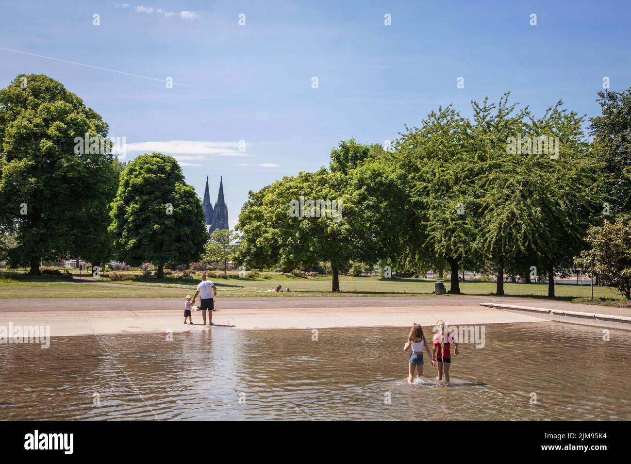 water basin in the Rhine Park in the district Deutz, local recreation ...