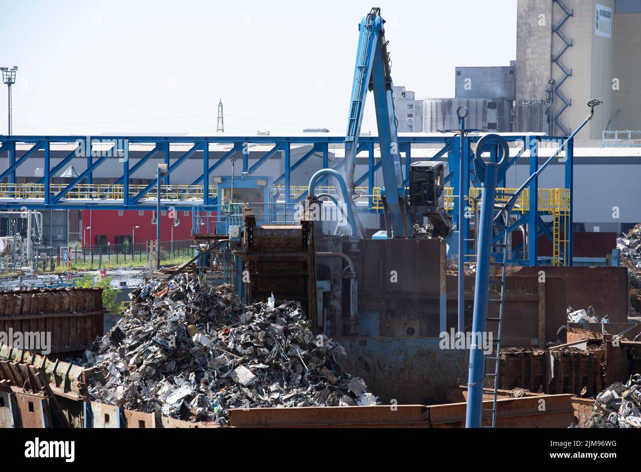 Scrap handling hi-res stock photography and images - Alamy