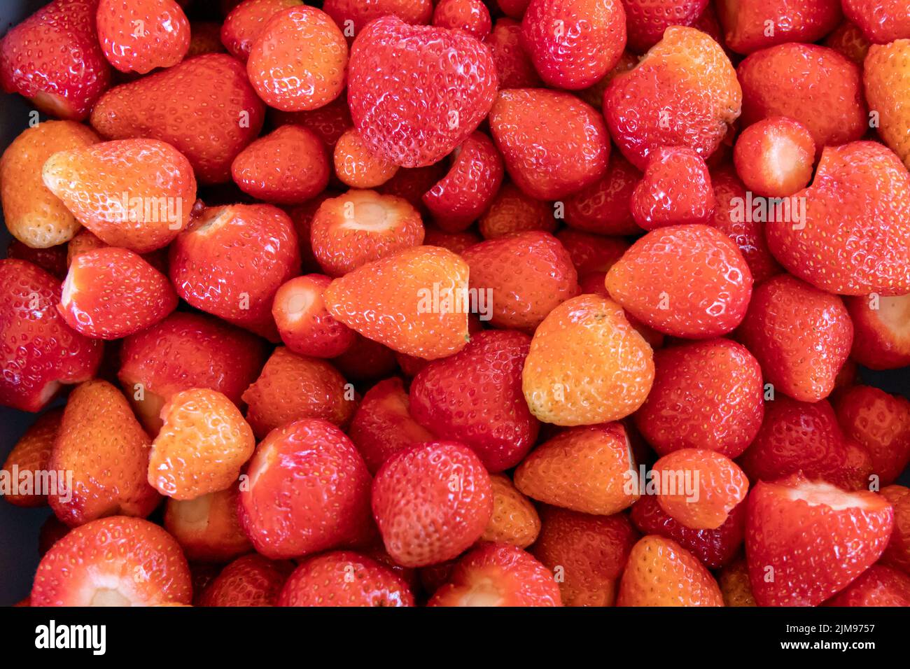 Fotografía de primer plano de fresas recién cortadas y preparadas para ...