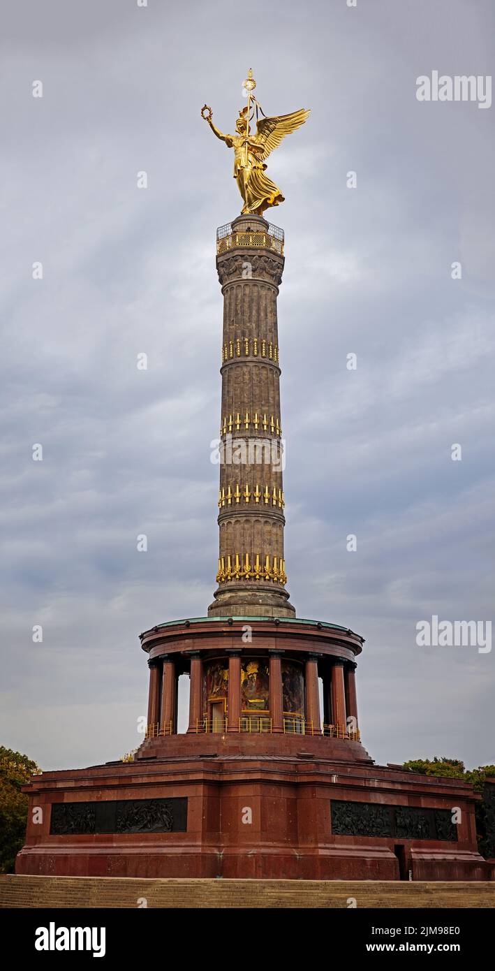 Angel statue of victory hi-res stock photography and images - Alamy