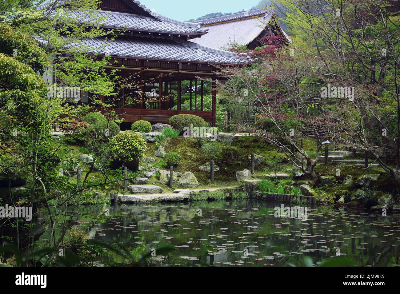 Traditional japanese buildings near a beautiful lake (Tenhuan garden ...