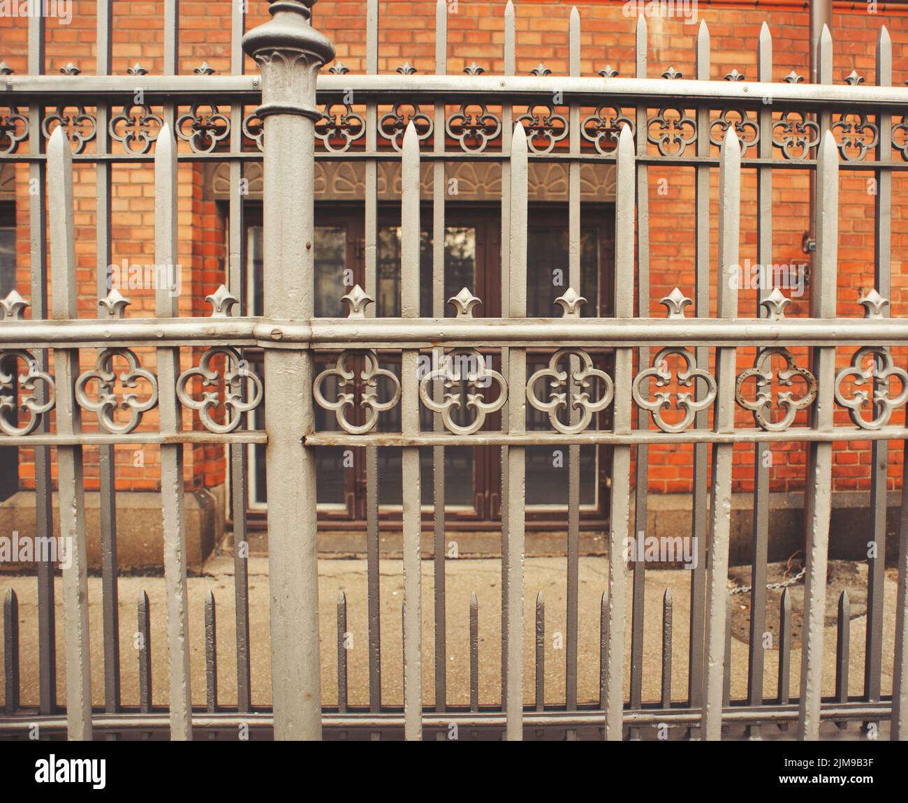 Luxury metal gate hi-res stock photography and images - Alamy