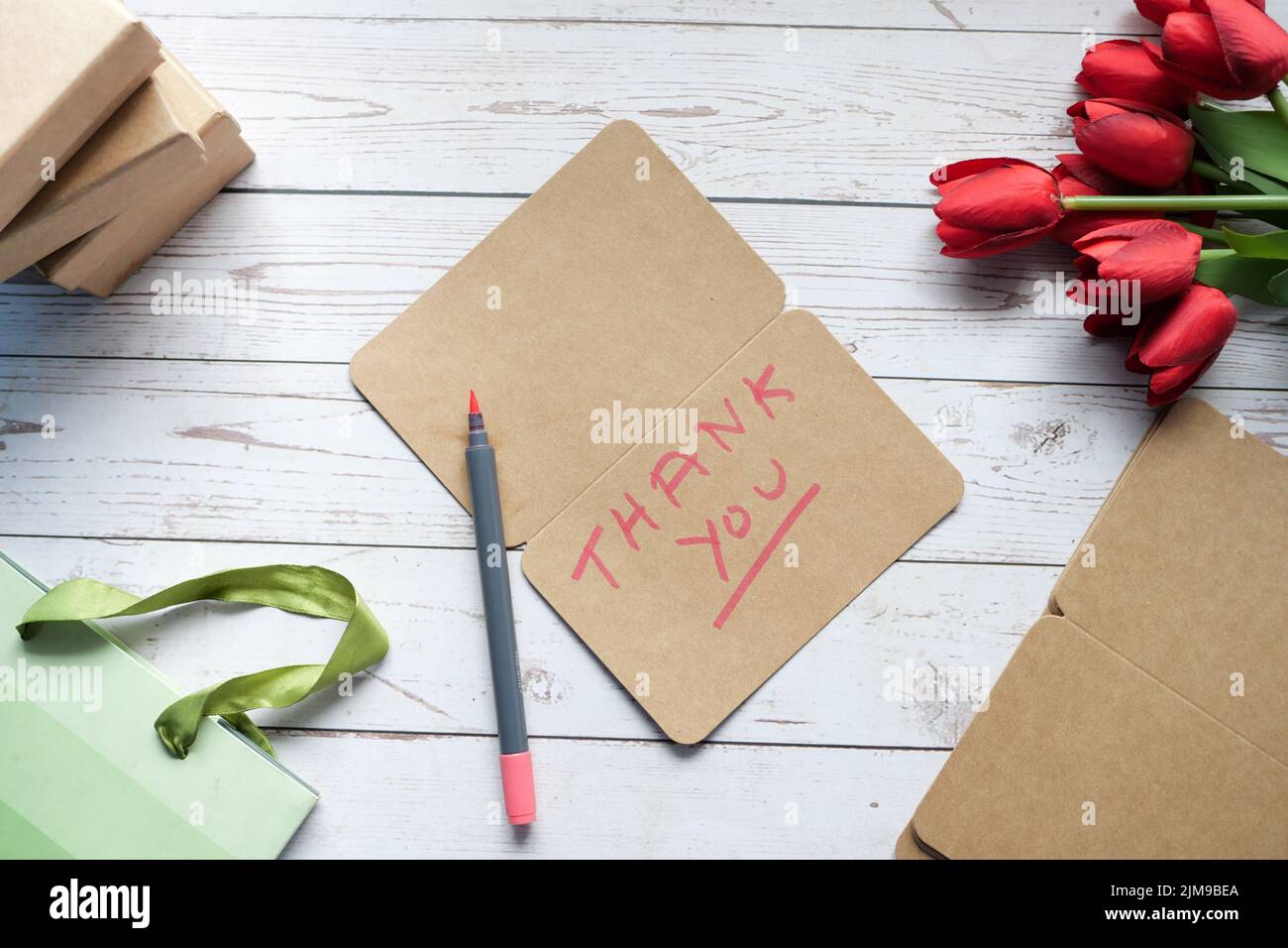 thank you message, pen and flower on table Stock Photo - Alamy