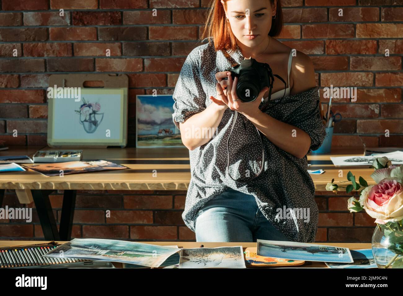 Artist taking photo drawing studio hi-res stock photography and images ...