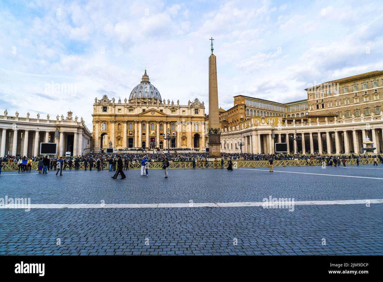 People on st peters square hi-res stock photography and images - Alamy