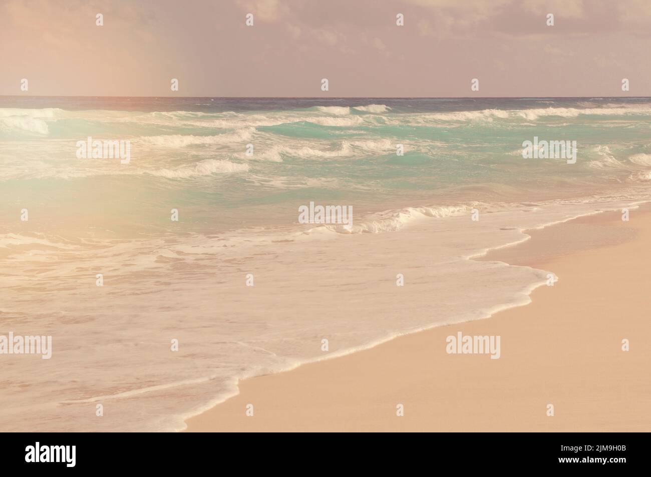 Vintage beach scene sun hi-res stock photography and images - Alamy