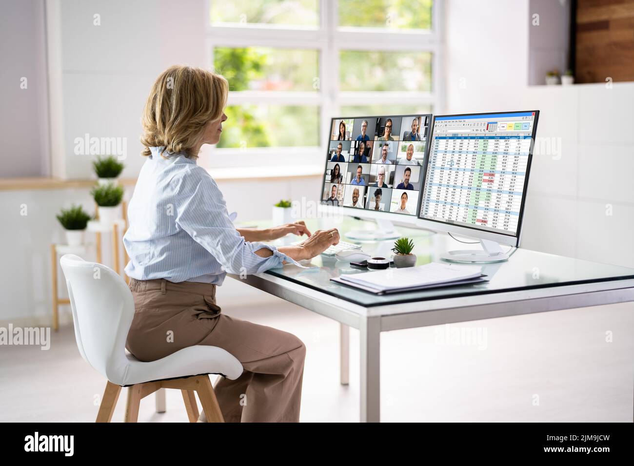 Video conference meeting call hi-res stock photography and images - Alamy