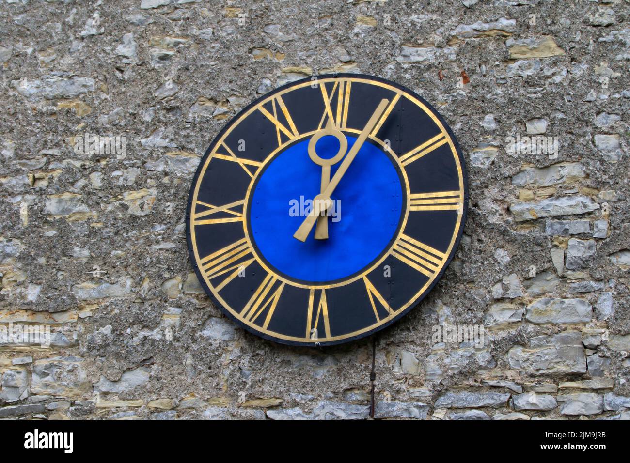 5 nach 12, Uhr mit roemischen Ziffern, 5 min after 12, watch with Roman ...