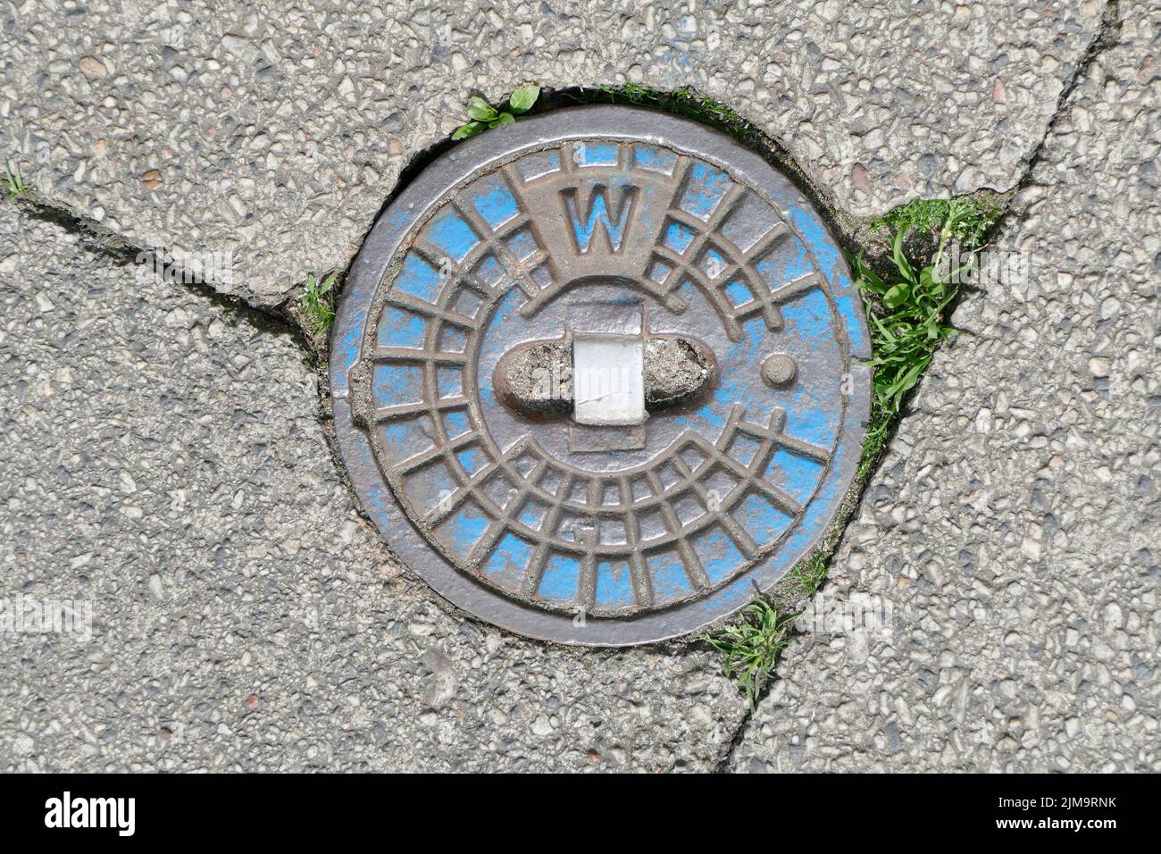 Manhole hydrant hi-res stock photography and images - Alamy