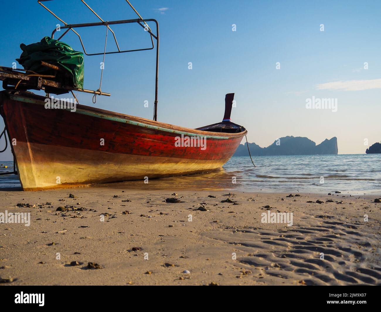 A fishing boat on a sandy beach on Phi Phi Islands, Thailand Stock ...