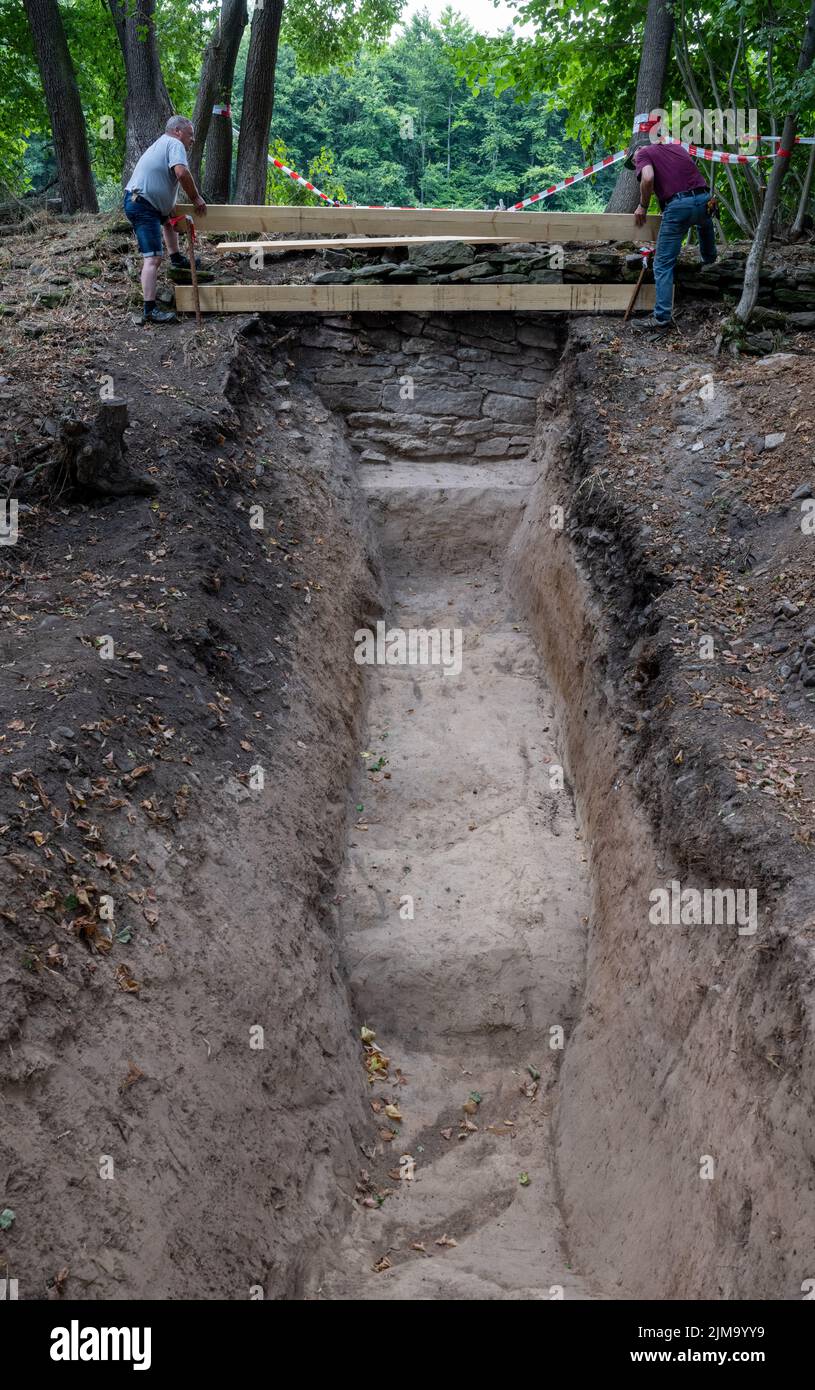 Nebra, Germany. 05th Aug, 2022. Employees of an archaeological ...